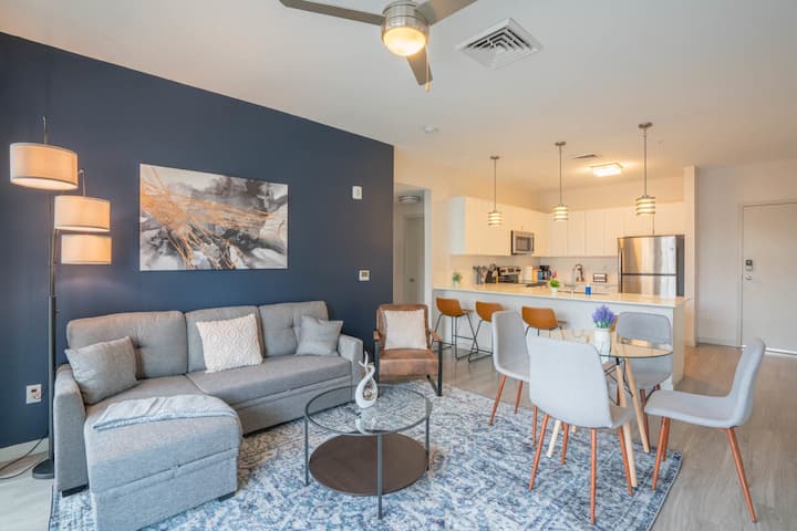 Modern  2bd In Dt With Balcony Gym Parking - Grand Canyon University, Phoenix