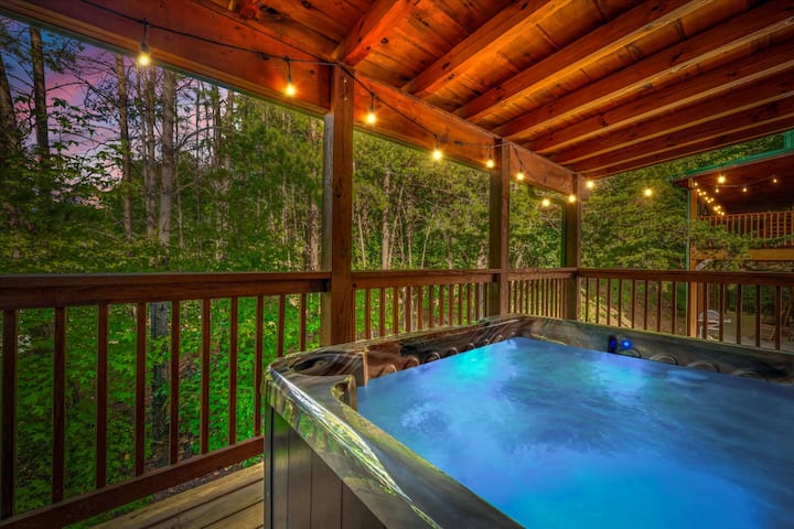 *Stunning 4bd Near Town! Theater Room + Hot Tub! - Pigeon Forge, TN