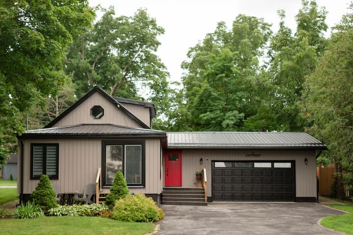 Stylish Home With Gym! Walk To Downtown Picton - Prince Edward