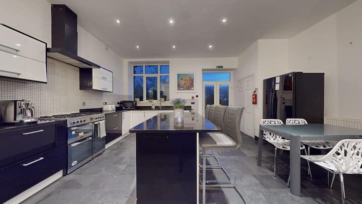 Modern, Spacious 6-bed In Plymouth W/ Parking - コーンウォール