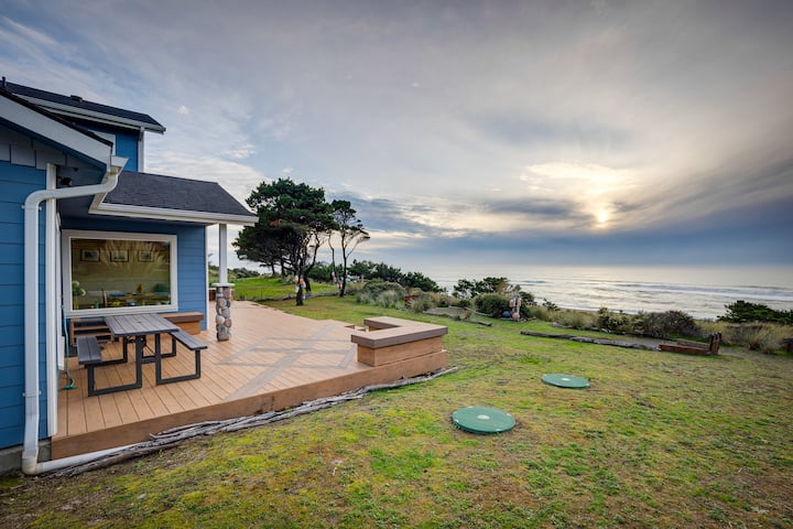 The Lighthouse: 3 Acre Port Orford Oceanfront Home - Cape Blanco State Park, Port Orford