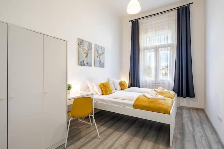 Centrally Located: Modern, Basic For 13 Guests - Budapest