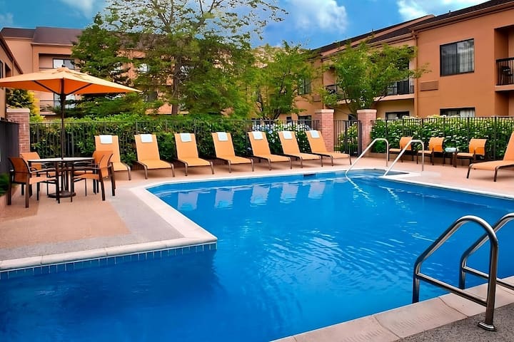 Great Relaxing Overnight Stay W/ Pool Access - Newport, RI