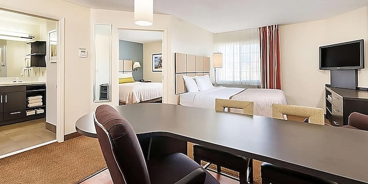 Make Your Trip More Enjoyable! Pets Allowed! - Naperville, IL