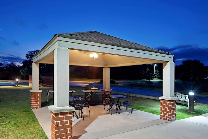 Make Your Trip More Enjoyable! Pets Allowed! - Wheaton, IL