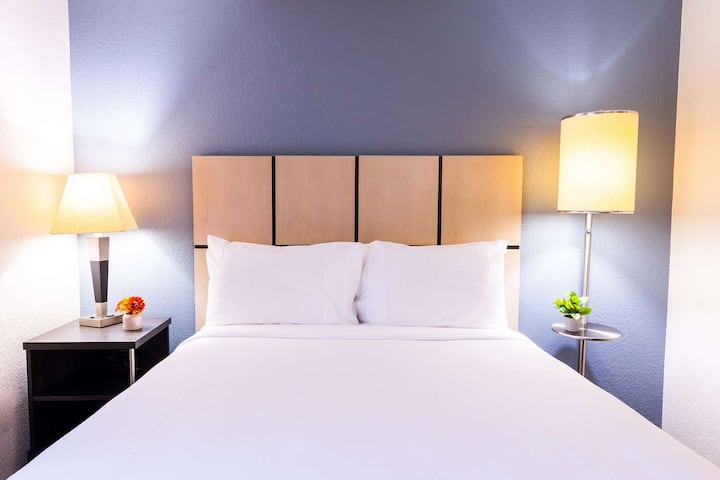 Vacation At Its Finest! Pet-friendly W/ Parking! - Naperville, IL