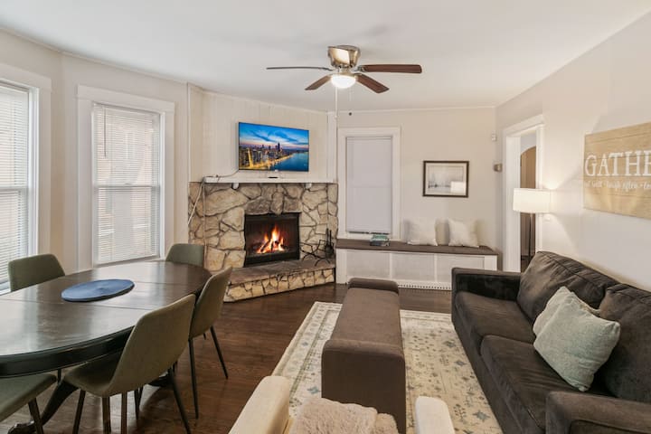 Cozy W Fireplace Near Dt Libertyville & Naval Base - Highland Park, IL