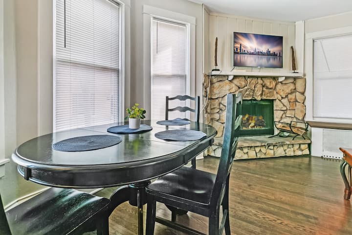 Cozy W Fireplace Near Dt Libertyville & Naval Base - Libertyville, IL