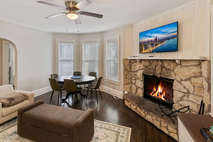 Cozy W Fireplace Near Dt Libertyville & Naval Base - Libertyville, IL