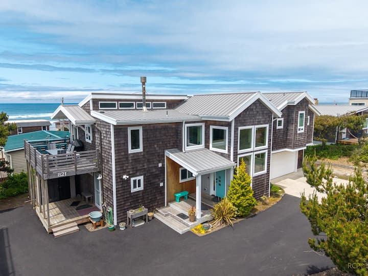 Stunning Rockaway Home|hot Tub|bbq|foosball - Rockaway Beach, OR