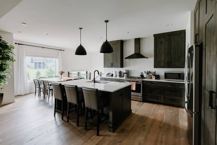 Luxurious 5-br Retreat With Gym & Game Area - Minnesota