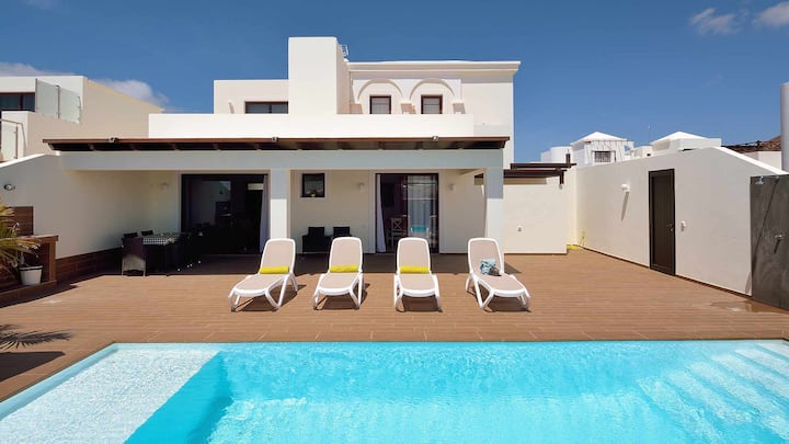 Villa Victoria With Private Pool And Sea Views - Playa Blanca, España