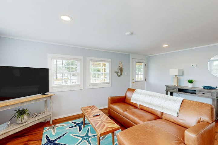 3br Nautical Retreat With Deck, Open Layout, & Ac - Sneads Ferry, NC