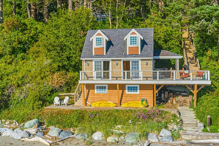 3br Beachfront Cottage With Deck, Kayaks, & Grill - Point Roberts, WA
