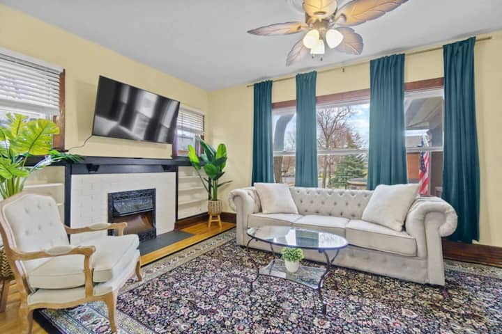 Chic Apt 5 Blocks From Downtown W/parking - Fort Wayne, IN