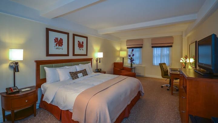 Deluxe Room With Queen Bed | San Carlos Hotel - New York