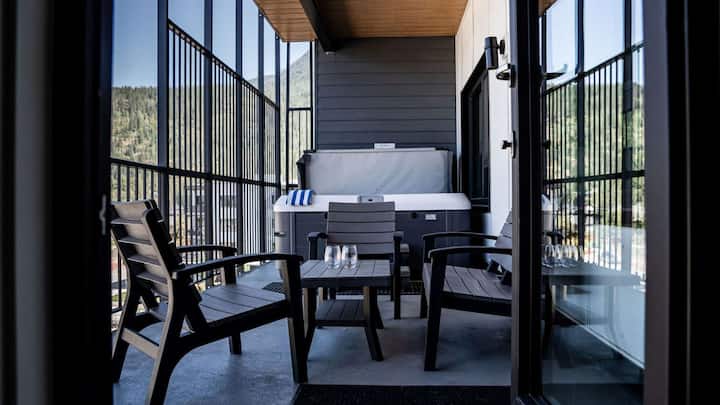 Condo With Hot Tub- Mountainside Revival - Revelstoke