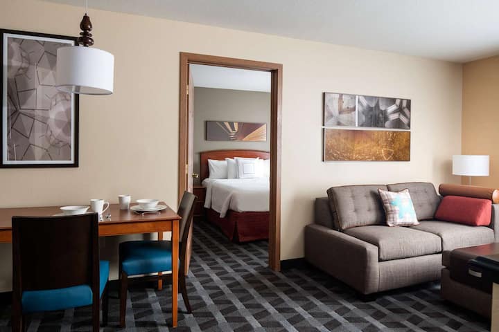 2 Posh Units! Pet-friendly, Near Cedar River Trail - Renton, WA