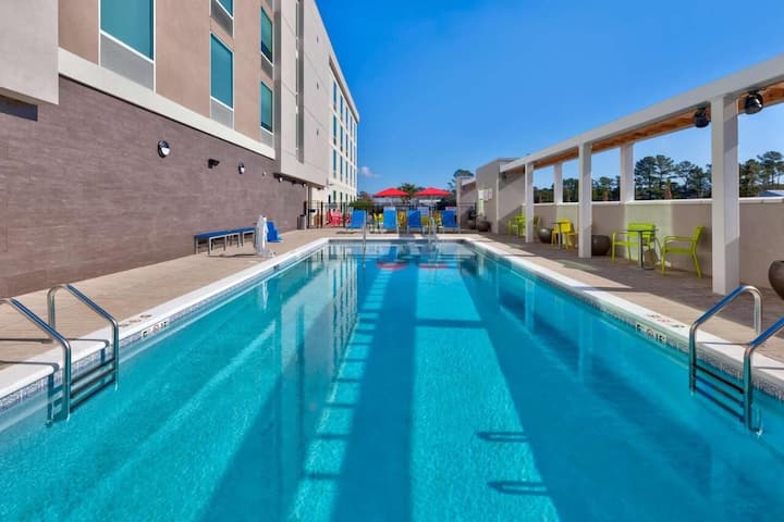 Unwind In Style And Comfort! Pool, Free Breakfast! - Wilmington, NC
