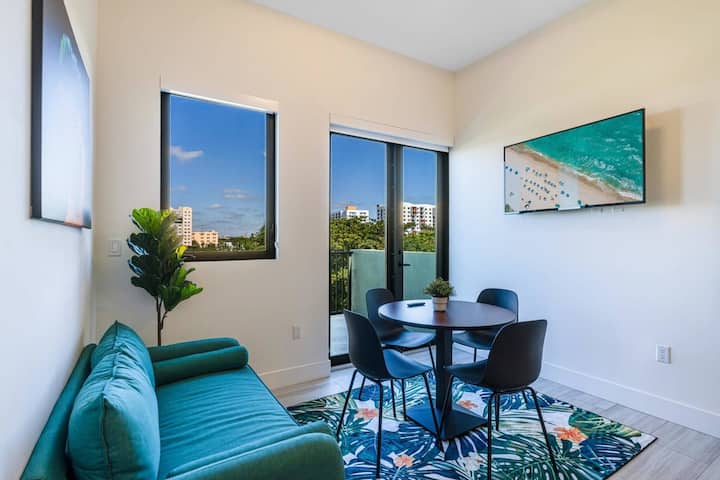 Olive Penthouse | 2 Bd/2ba | Private Deck, Garden - Miami