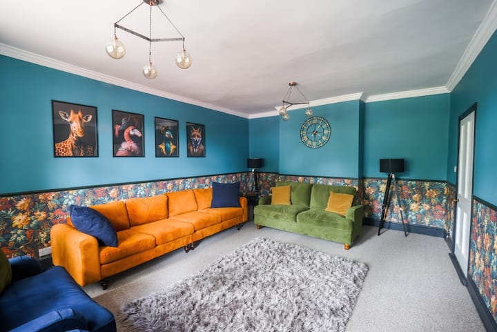 5 Bed, Central Home- Beautiful & Modern - Witney