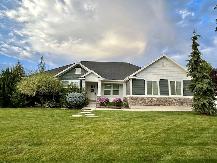 Family Retreat, Hot Tub, Kids Play Area, Pets - Deer Creek State Park, Wallsburg