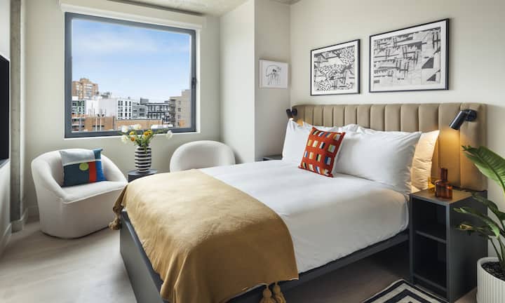 Roomier Version Of The Queen With Seating Area - Brooklyn, NY