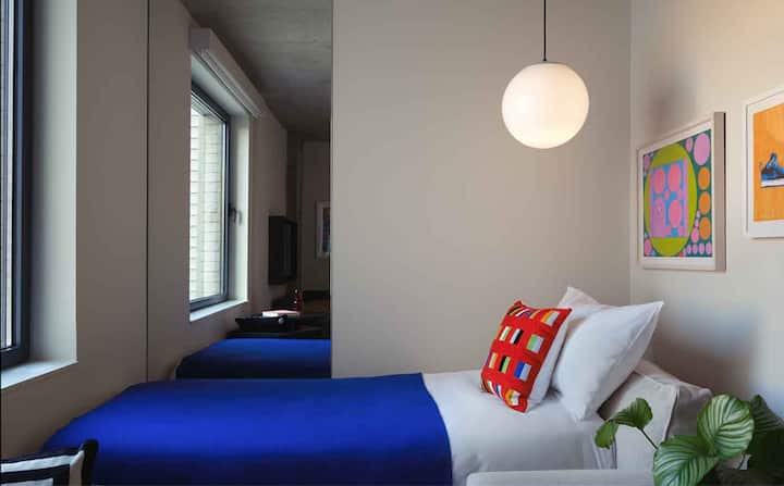 Lounge Chair Folds Out Into Extra Bed, Sleeps 3 - 브루클린