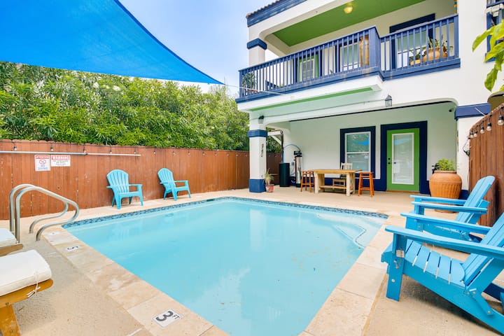 Steps To Beach: Oceanside Townhome W/ Heated Pool - South Padre Island