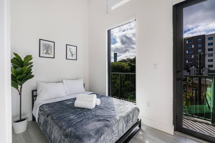 Olive | Miami Studio W/ Balcony & Deck - Miami, FL