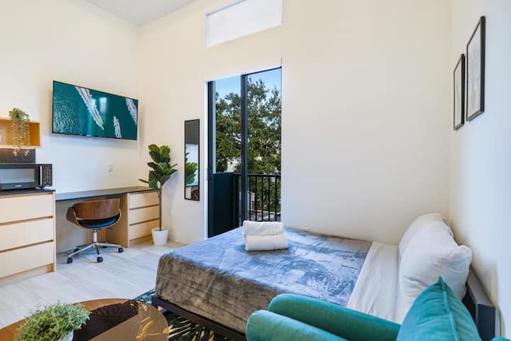 Olive Comfy Studio | Roof Deck, Garden Access - Miami, FL