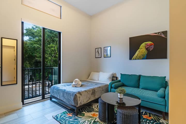 Urban Dt | Comfy Studio Roof Deck, Garden Access - Miami, FL