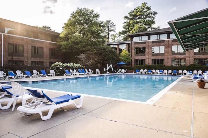 2 Pet-friendly Units! Outdoor Pool, Free Parking - Williamsburg, VA