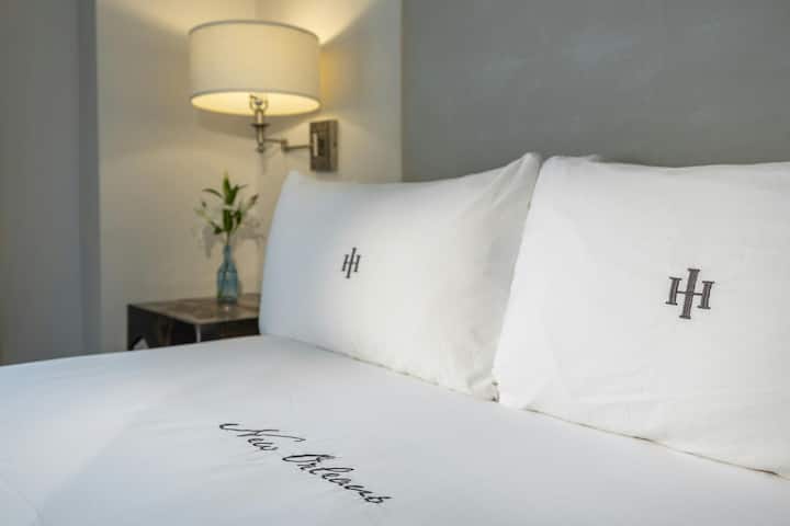 Tasteful And Serene With Partial City Views - New Orleans, LA