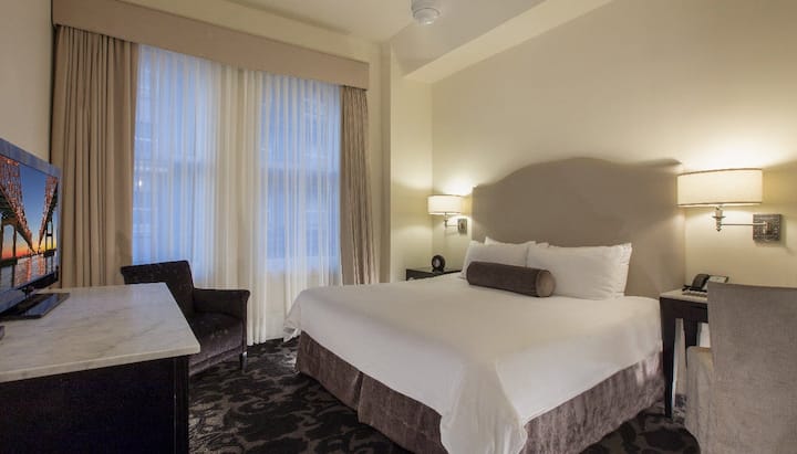 Tasteful And Serene With Partial City Views - New Orleans, LA