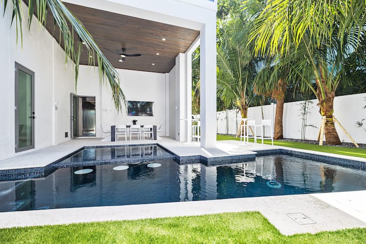 Rooftop Views & Pool! Luxury 7br - Walk To Beach - Anna Maria, FL