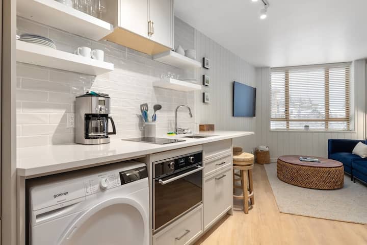 King Bed - Huge Pool -  Premium Studio - Village - Whistler