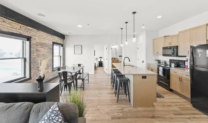 Modern Condo In The Eclectic Rail District! - Fargodome