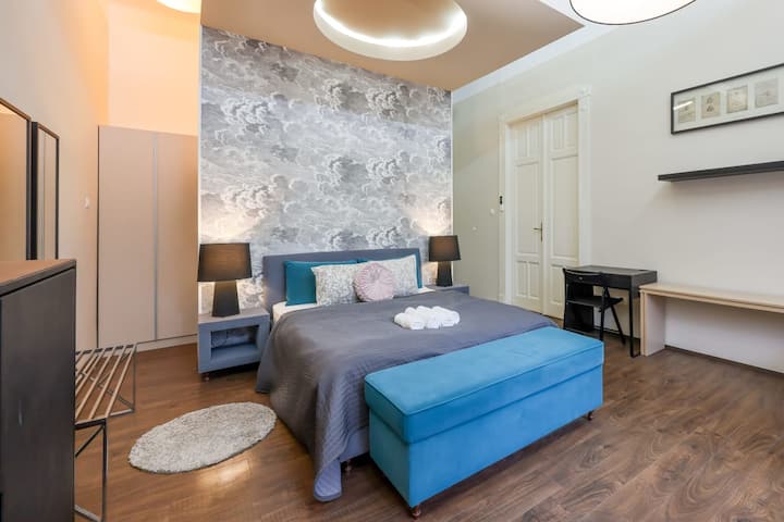 Deluxe Central Apartment W/ 4bedrm 2bathrm - Budapest