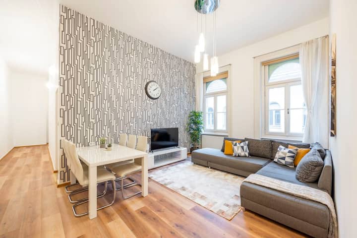 Spacious & Cozy Central Apartment W/ Terrace - Budapest