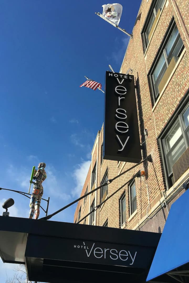 Lincoln Park Gem With Storied Jazz & Rock History - Chicago, IL