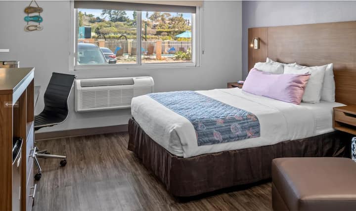 Low-key Queen Room With Free Wifi - Carlsbad, CA