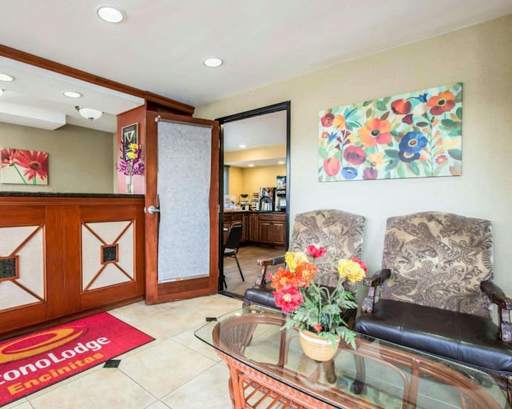 Comfy Home Base With Outdoor Pool - Encinitas, CA