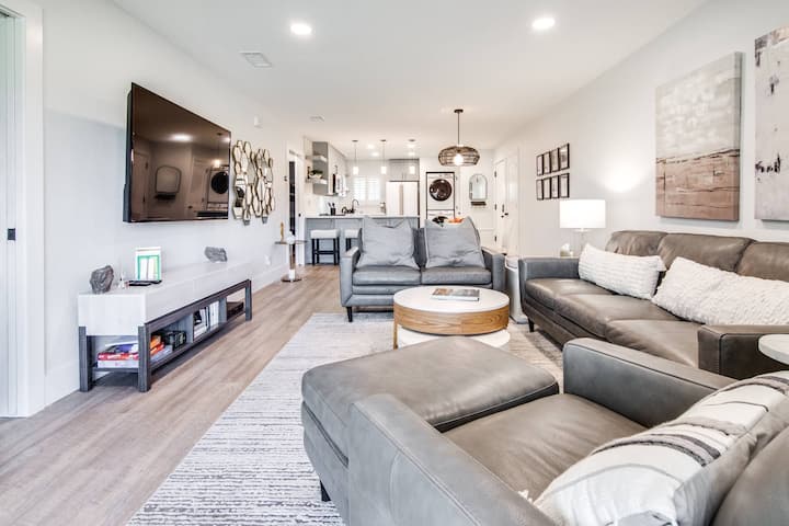 Luxurious Waterfront Golf 3 Br Condo W/ Workspace - Wesley Chapel, FL