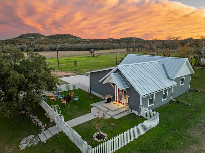 Historic 1 Br Cottage | Mountain Views | Firepit - Boerne, TX