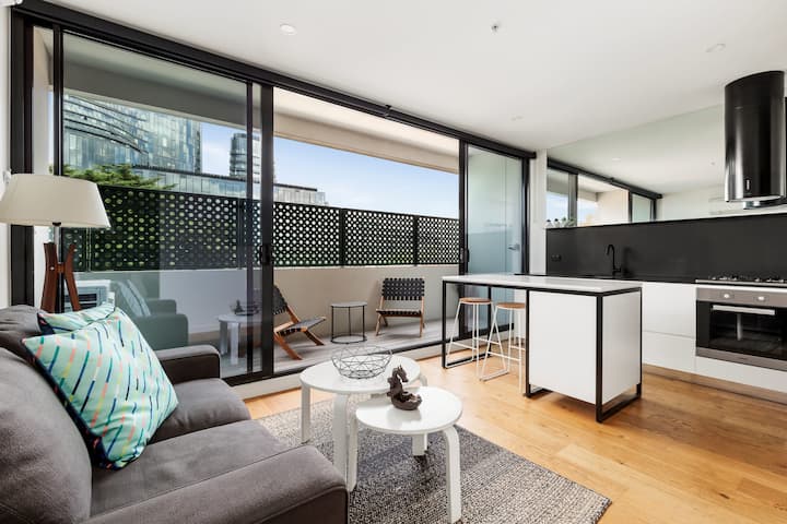 Sleek And Modern In A Charming Location - Melbourne