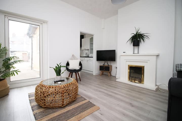 Malpas House (4 Br Free Street Parking) - Newport