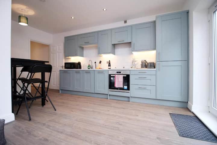 Spacious 2 Bedroom Apartment With Free Parking - 