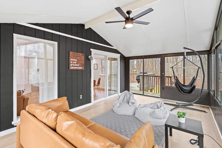 Pocono Luxury Retreat - Games, Hot Tub And More! - East Stroudsburg, PA