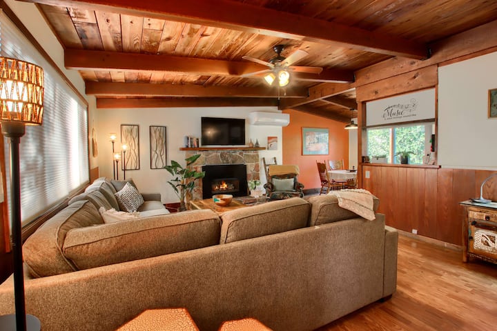 Cottage Near Yosemite & Bass Lake, Orange Door - Oakhurst, CA